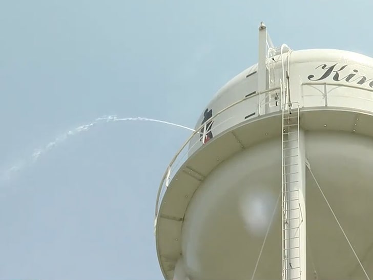 Man Shoots Johnny Cash Water Tank... Now He's Peeing! - TFM