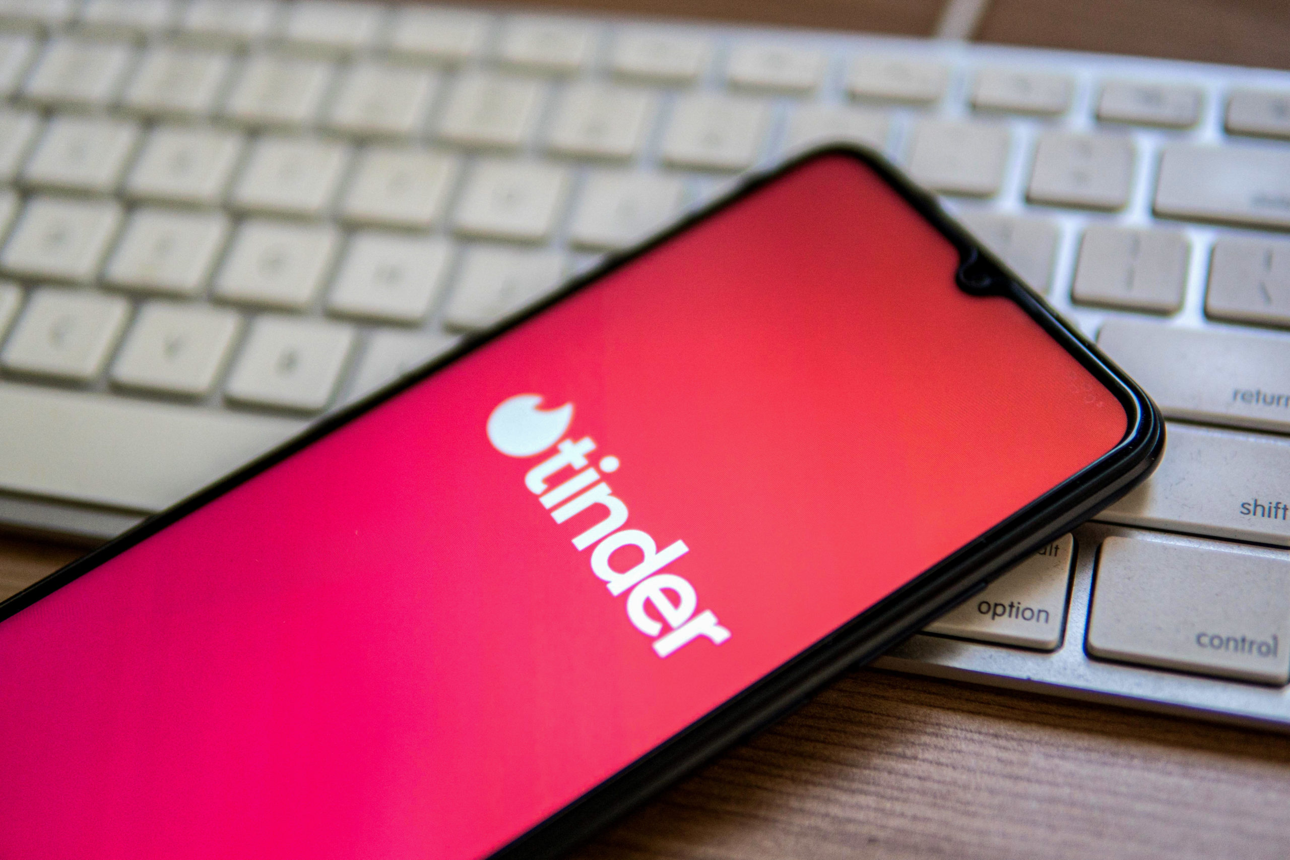 What You Can Tell About A Girl From Her Tinder Pictures - TFM